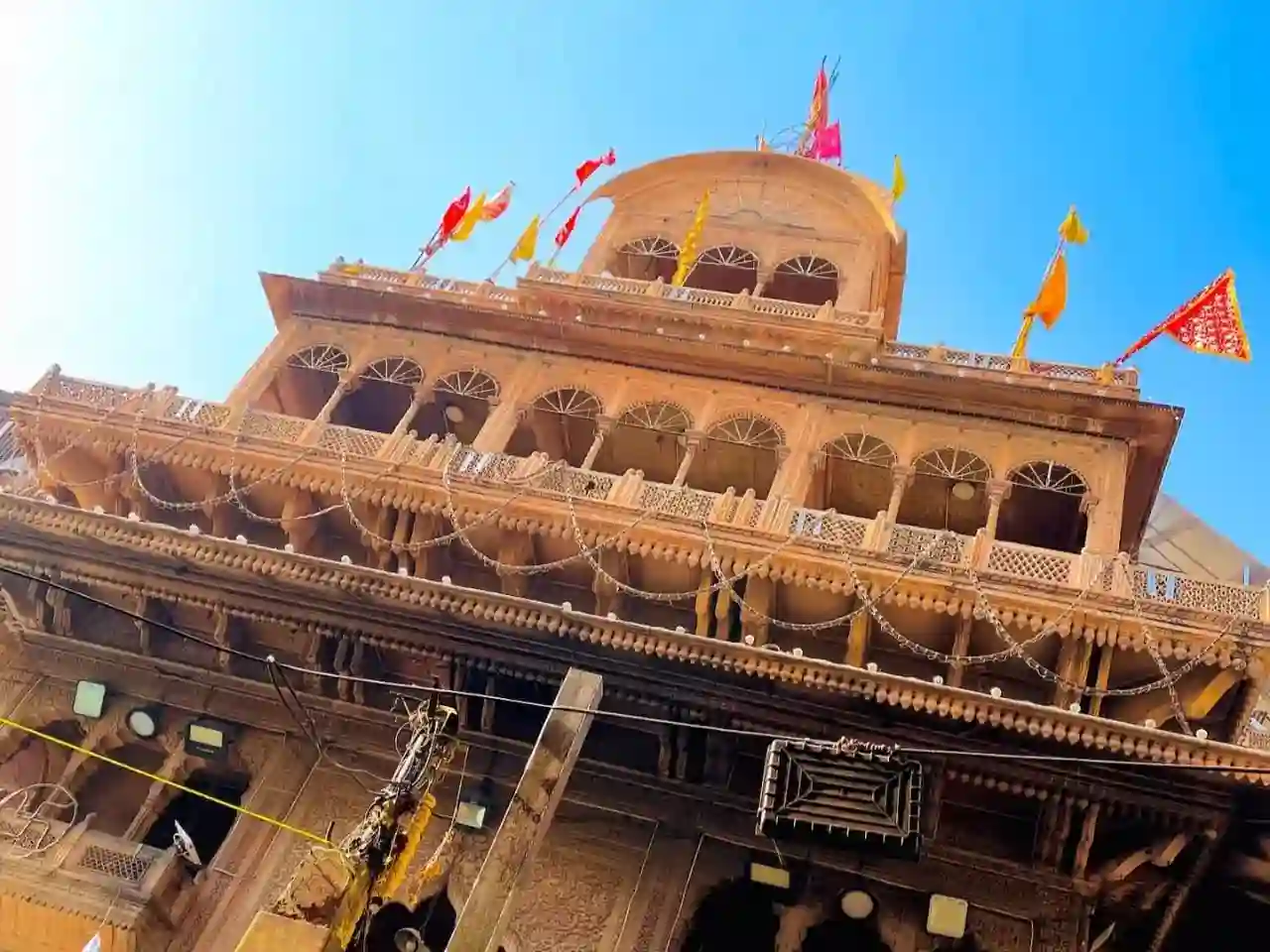 Shri Banke Bihari Temple Vrindavan – Iconic Krishna Temple & Devotional ...