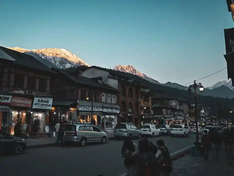 Pahalgam Market Kashmir – Shopping, Handicrafts & Spices
