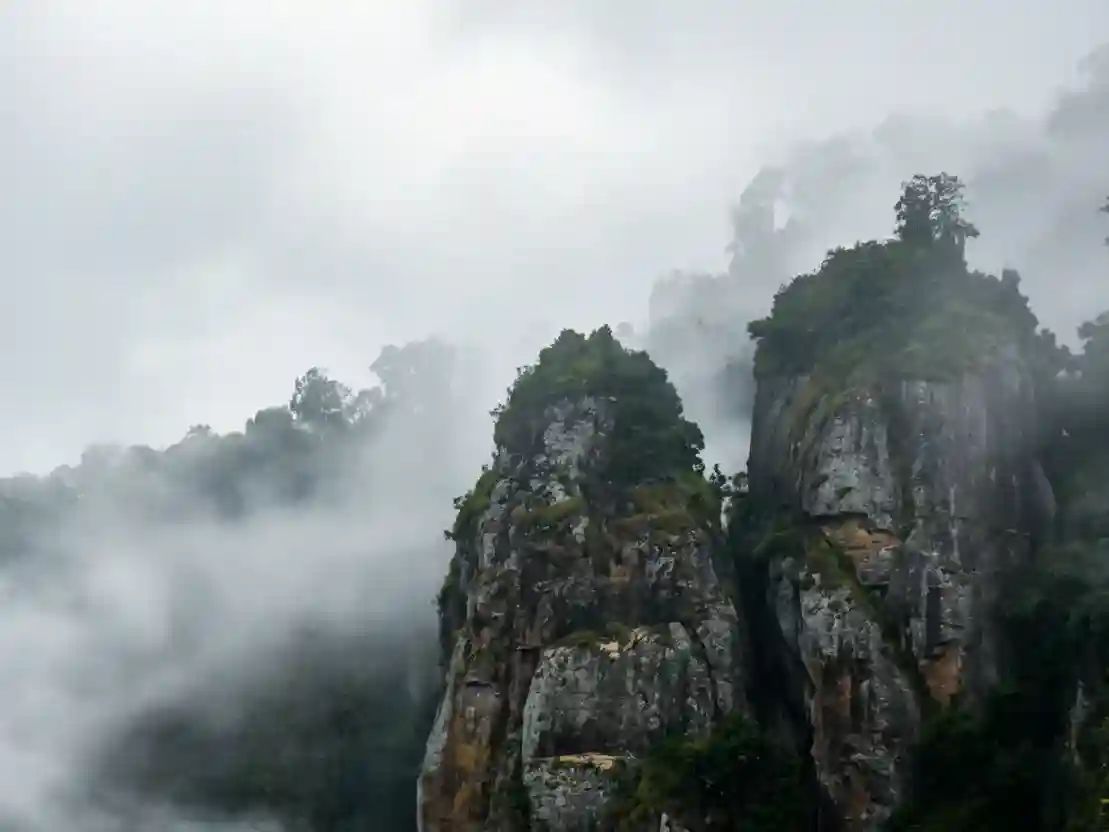 Pillar Rocks Kodaikanal | Misty Views & Scenic Beauty – Chal Banjare